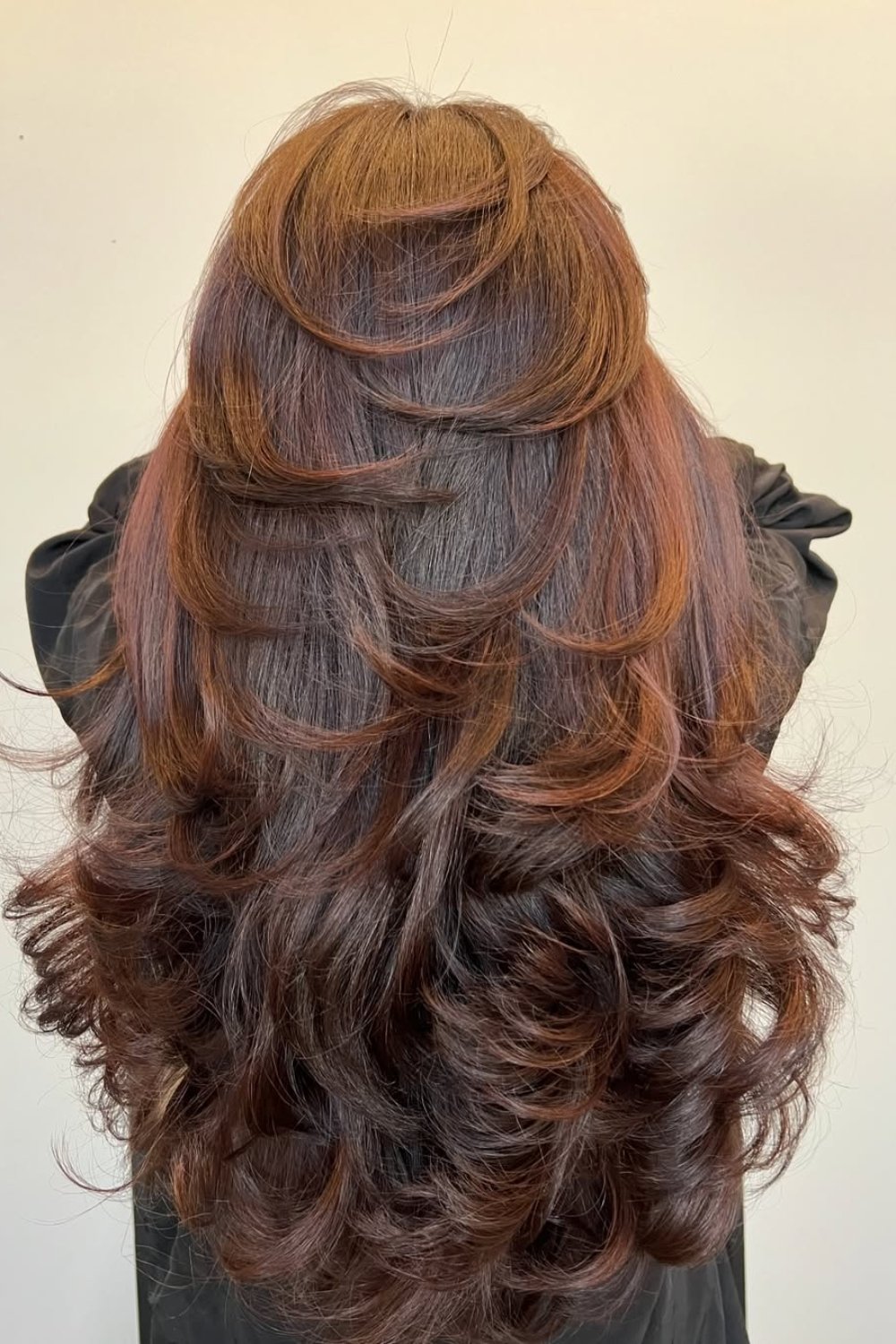 30 Feathered Layered Hairstyles for 2025 – The Mom Beauty