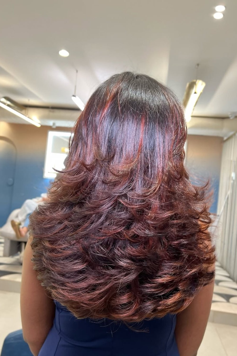 30 Feathered Layered Hairstyles for 2025 – The Mom Beauty